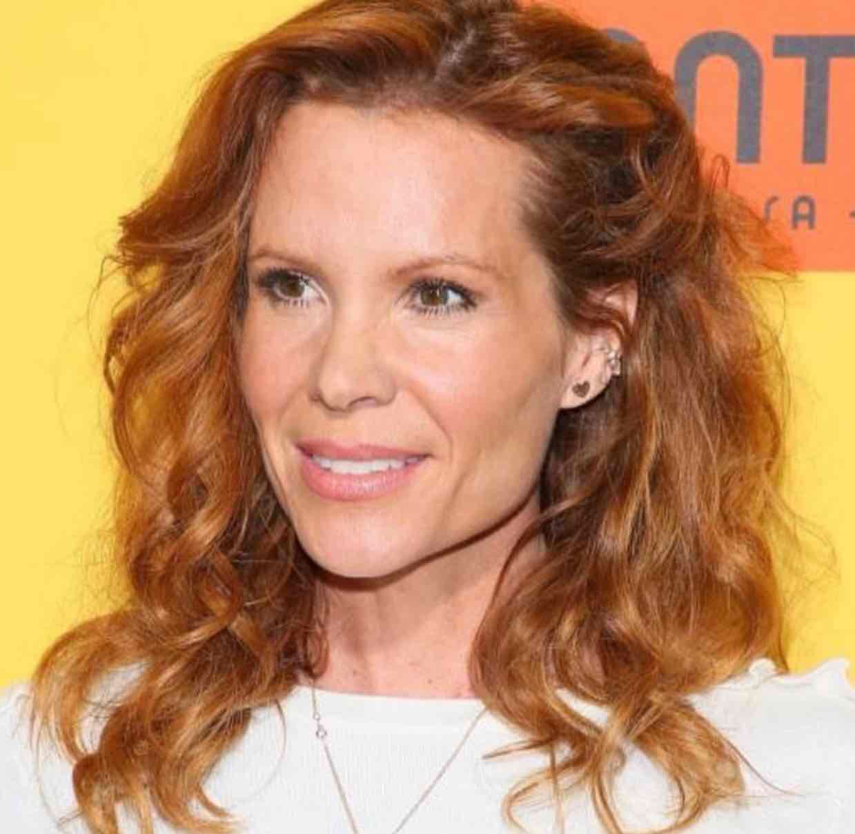 Cameo - Robyn Lively